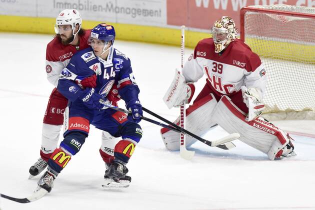 V.l.n.r. Sven Ryser, LHC, Pius Suter, ZSC, Torhueter Cristobal Huet ...