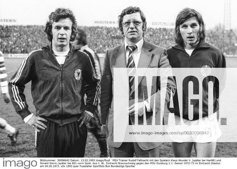 MSV Trainer Rudolf Faßnacht mit den Spielern Klaus Wunder li. (später ...