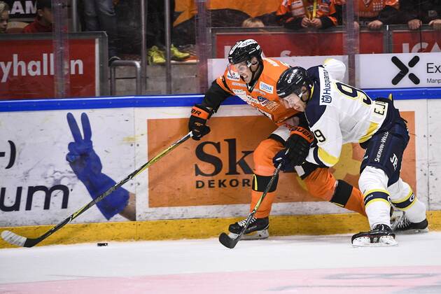 Karlskronas Kristoffer Söder och HV71:s Alexander Ytterell under ...