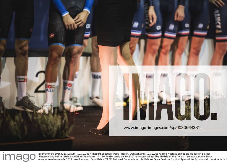 Berlin Germany 19 10 2017 a Hosteß brings The Medals at the Award ...