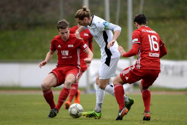 v left Pascal Maier FC Memmingen 7 Mike Niebauer VfR Garching 17 Soccer ...