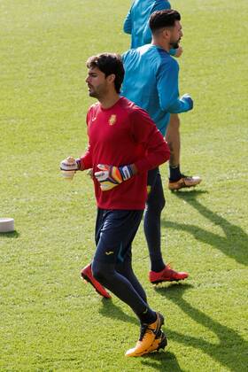 Villarreal s Argentinian goalkeeper Mariano Barbosa vies for the ball ...