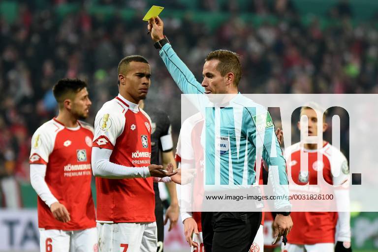 Referee Tobias Stieler shows Robin Quaison 1 FSV Mainz 05 cautioned ...