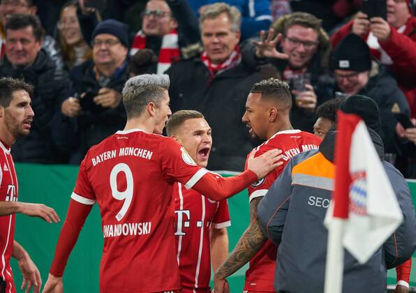 Jerome BOATENG Torjubel, Jubel nach dem Tor zum 1-0 mit David ALABA, FCB 27, Manuel NEUER, FCB