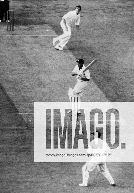 CRICKET MCC V AUSTRALIA - BARRINGTON KEN BOUNDARY CONNOLLY ALAN IN ...