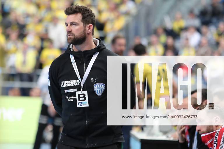 Florian Kehrmann coach head coach of TBV Lemgo disappointed looking ...