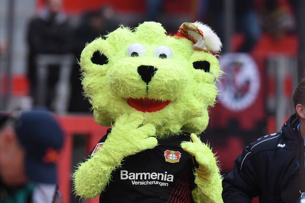 Maskottchen Brian the Lion (Bayer 04 Leverkusen) mit Fußballkindern am ...