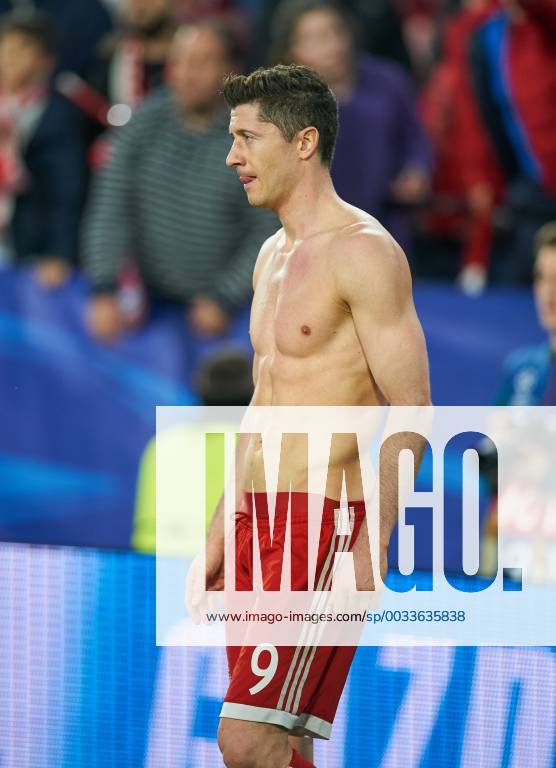 Robert LEWANDOWSKI FCB 9 Shirtless Body Abs Sixpack Nude Muscles Body ...