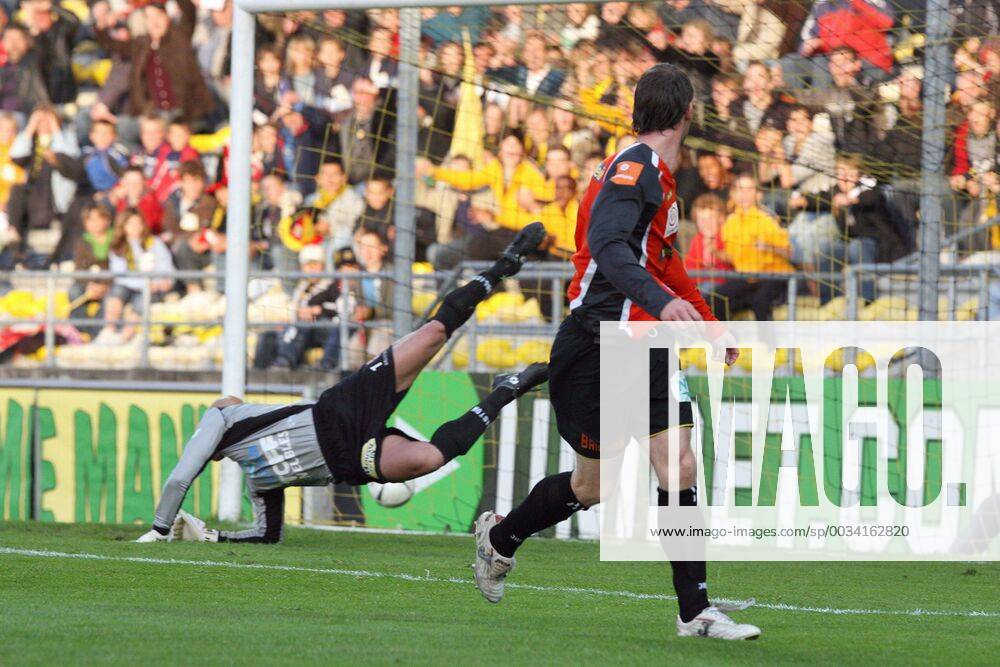 - LIER, BELGIUM: Lierse s Mario Verheyen (R) passes Mouscron keeper ...