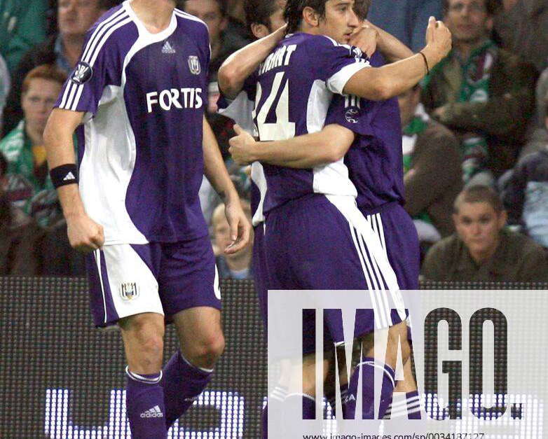 20071004 - VIENNA, AUSTRIA : Anderlecht players celebrate as Serhat ...