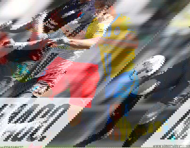 Eric Veiga Eintracht Braunschweig in a duel with Drochtersen 15 Laurens