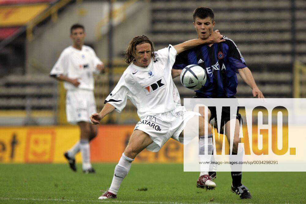 Brugge 15 08 2004. Club Brugge s Hans Cornelis (R) fights for the ball ...