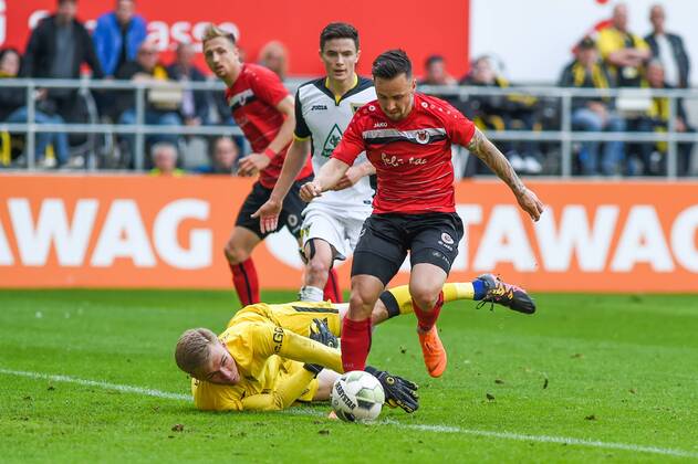 Simon Handle Viktoria Köln 7 plays around Mark Depta Goalkeeper ...