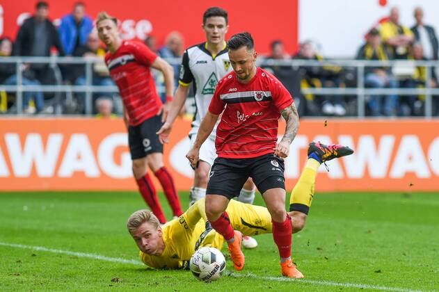 Simon Handle Viktoria Köln 7 plays around Mark Depta Goalkeeper ...