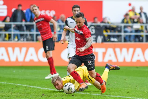 Simon Handle Viktoria Köln 7 plays around Mark Depta Goalkeeper ...