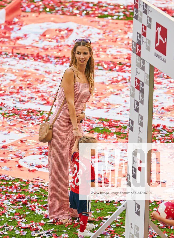 Sven ULREICH FCB 26 Goalkeeper wife Wife Lisa with daughter Malia Child ...