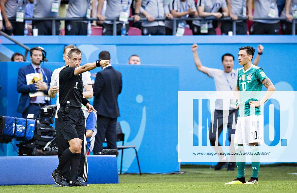 Kazan 27 06 2018 Referee Mark Geiger gives the gate to Viedobeweis ...