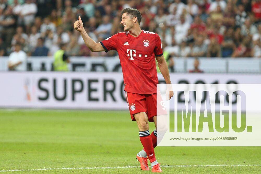 Thumbs up by twice the goalscorer Robert Lewandowski Bayern 9 Supercup ...