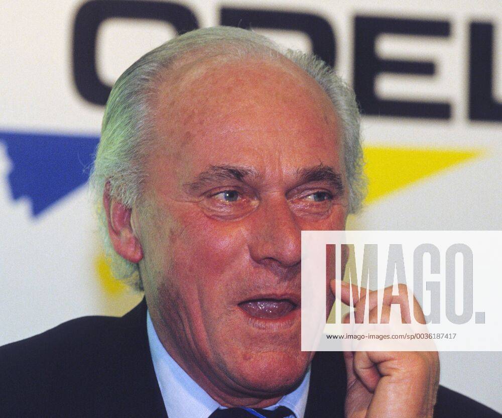 Udo Lattek performance as coach on Schalke photographed on 01.06.1992 ...