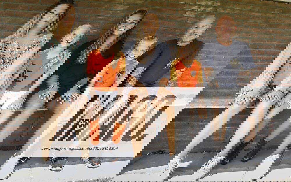 EGMOND, 16-07-2018 ,Sportpark vv Egmondia , Lieke Martens en Bobbi Kind ...