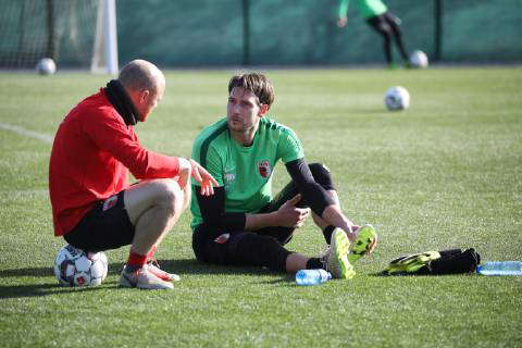 Jonas Scheuermann (Co-Trainer FC Augsburg) macht die Übung