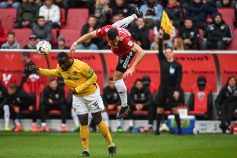Header duel between from left Erich Berko SG Dynamo Dresden 40 and ...