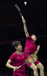 (190428) -- WUHAN, April 28, 2019 (Xinhua) -- He Jiting Du Yue (L) of ...