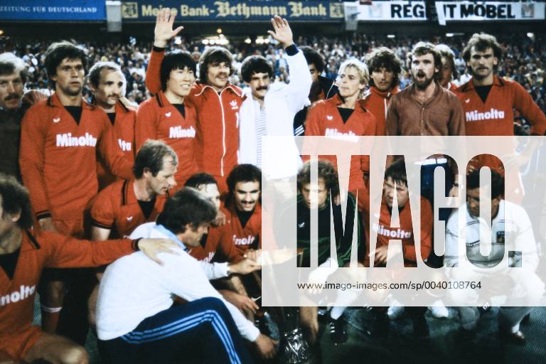 RAUSCH Friedel coach Team Eintracht Frankfurt with the UEFA Cup at the ...