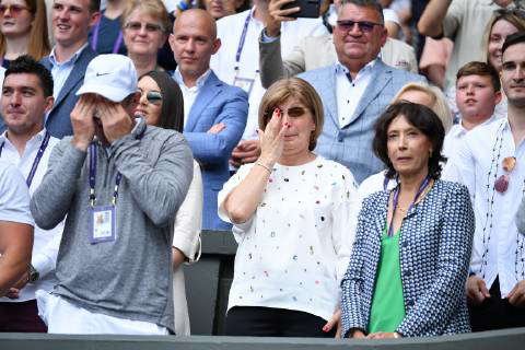 Simona Halep defeated Serena Williams 6 2, 6 2 with her mother Tania ...