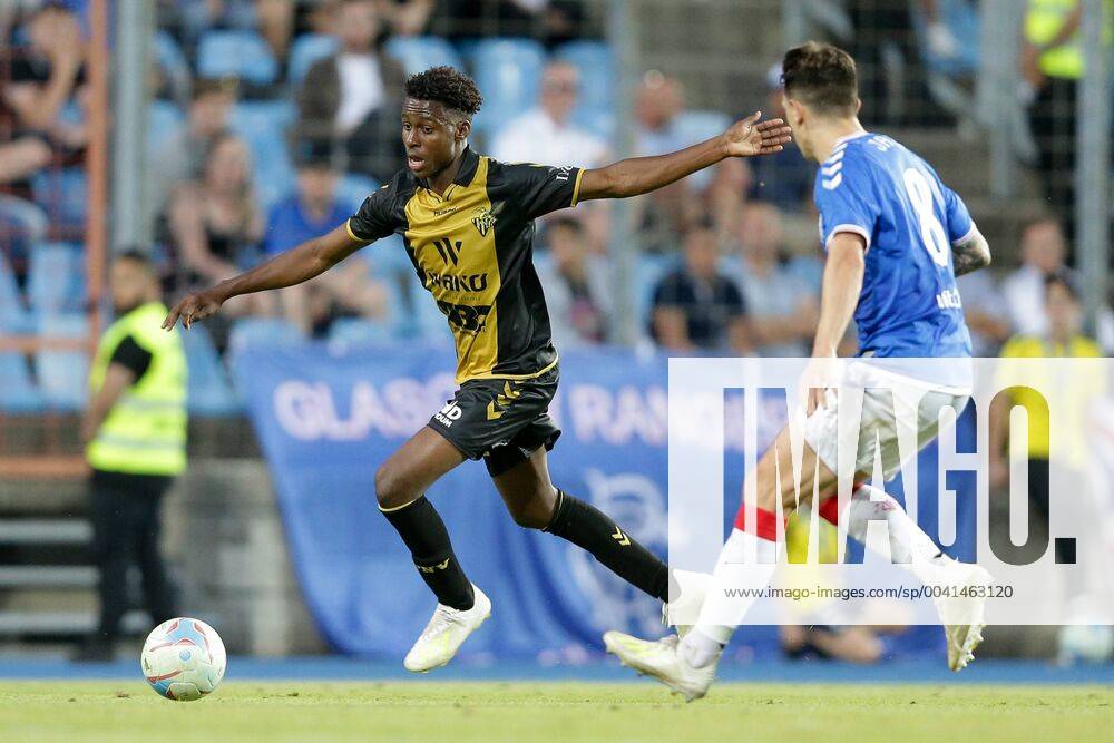 Issa Bah (Niederkorn 17) im Zweikampf mit Ryan Jack (Rangers 8) 01.08. ...
