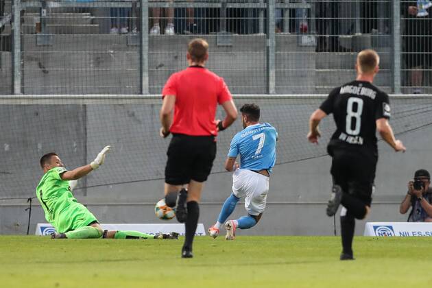 David Tuma Chemnitzer FC vs. goalkeeper Alexander Brunst 1 FC Magdeburg ...