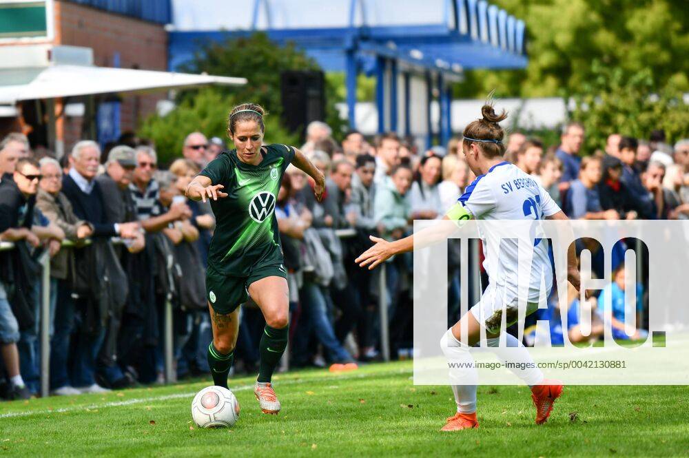 Anna Blässe Wolfsburg, 9 with ball in the forward run Lisa Klemann SpVg ...
