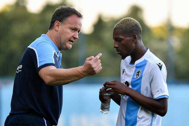 v left coach Frank Schmöller 1860 Munich II gives Kevin Nsimba 1860 ...