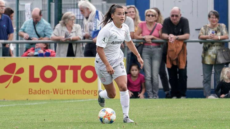 Alexandra Lowe Riley Ali Riley, FCB, 5 , am Ball, Freisteller ...