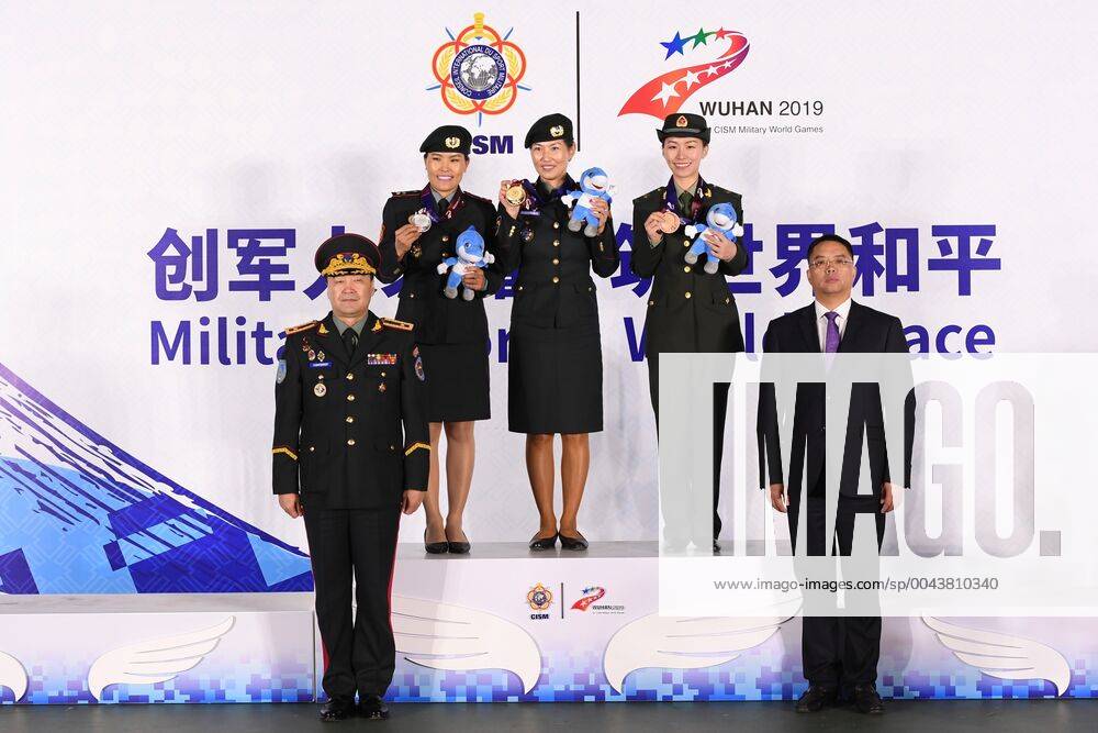 (191025) -- WUHAN, Oct. 25, 2019 -- Gold medalist Gundegmaa Otryad (C ...