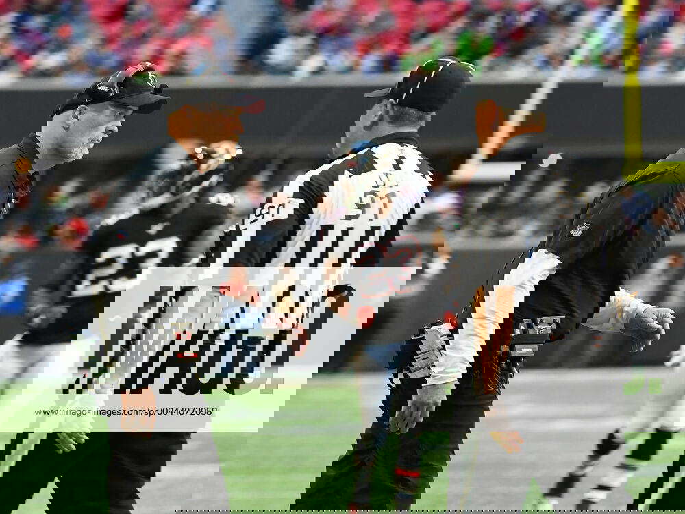 ATLANTA, GA - OCTOBER 27: Atlanta Falcons Head Coach Dan Quinn talks to ...