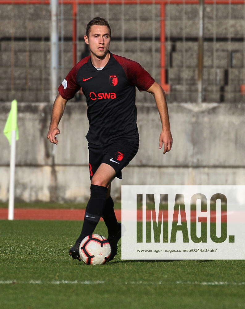 Jannik Schuster FC Augsburg II plays the ball, FC Augsburg II vs. TSV Buchbach, 18 games
