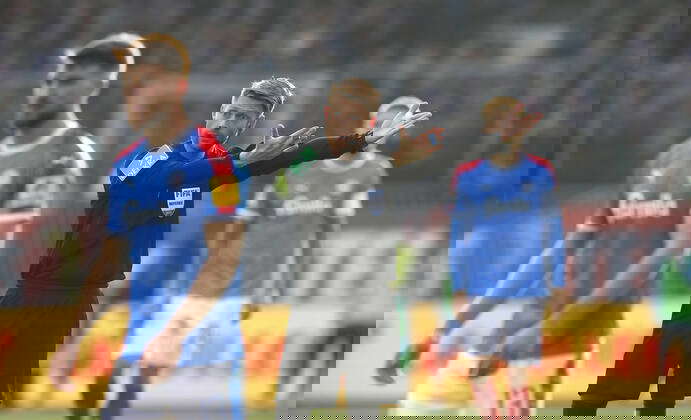 Photo Schiri Christian DINGERT gesticulated against Salih Özcan ...