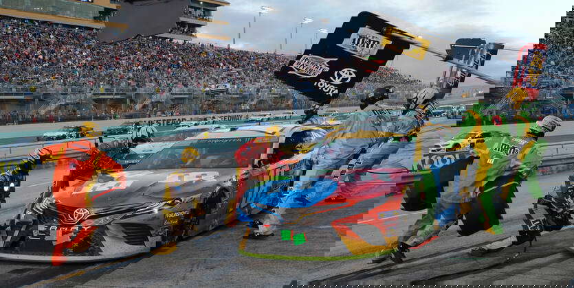 Kyle Busch s pit crew changes the tires on his car during the NASCAR ...