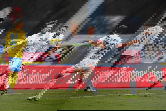 v left Paul Grauschopf Unterhaching, 25 Dominik Stahl Unterhaching, 20 ...