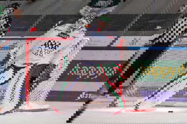 Markus Keller Goalkeeper, Augsburger Panther, 35 with water bottle ...