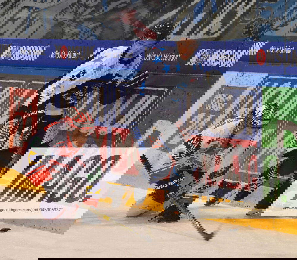 from right Timo Walther 18, Dresden vs. Jesper Kokkila Nauheim , Dresdner Eislöwen vs. EC Bad