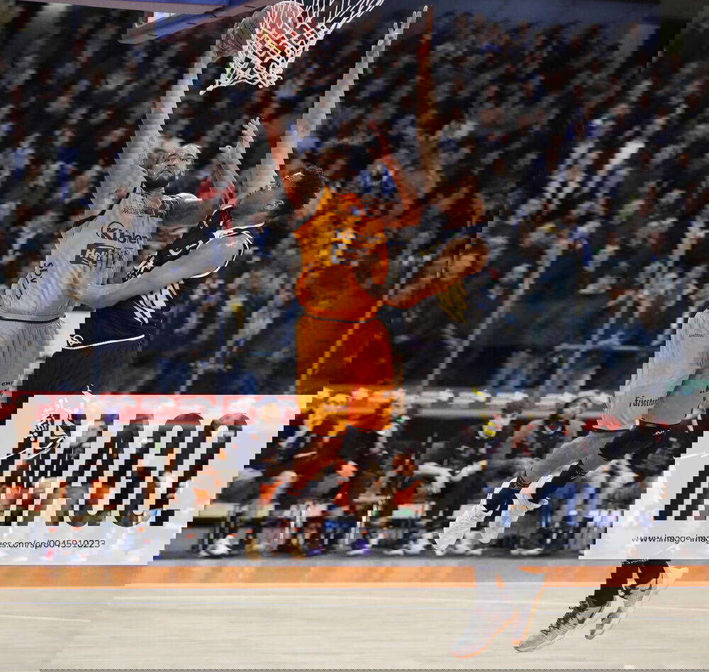 Schwenningens Rasheed Lee Moore at the basket against Tuebingen Justin ...