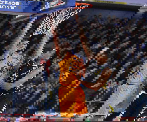 Schwenningens Rasheed Lee Moore at the basket against Tuebingen Justin ...