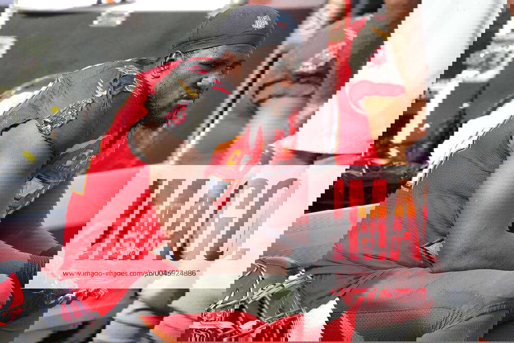 TAMPA, FL - DEC 29: Lavonte David of the Bucs sits on the bench during ...