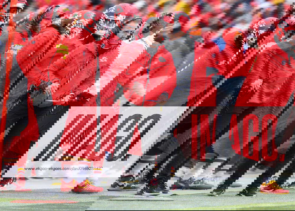 KANSAS CITY, MO - DECEMBER 29: Kansas City Chiefs defensive coordinator ...