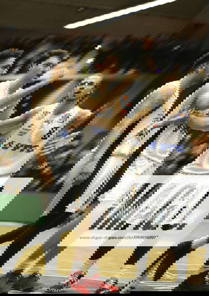 Beau Beech fires at Towers left Malik Müller , right Heiko Schaffartzik ...