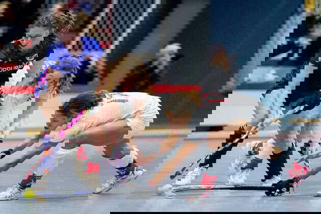 from left to right Merle Sophie Knobloch MHC, 22 , Vera Schultz TSVMH ...