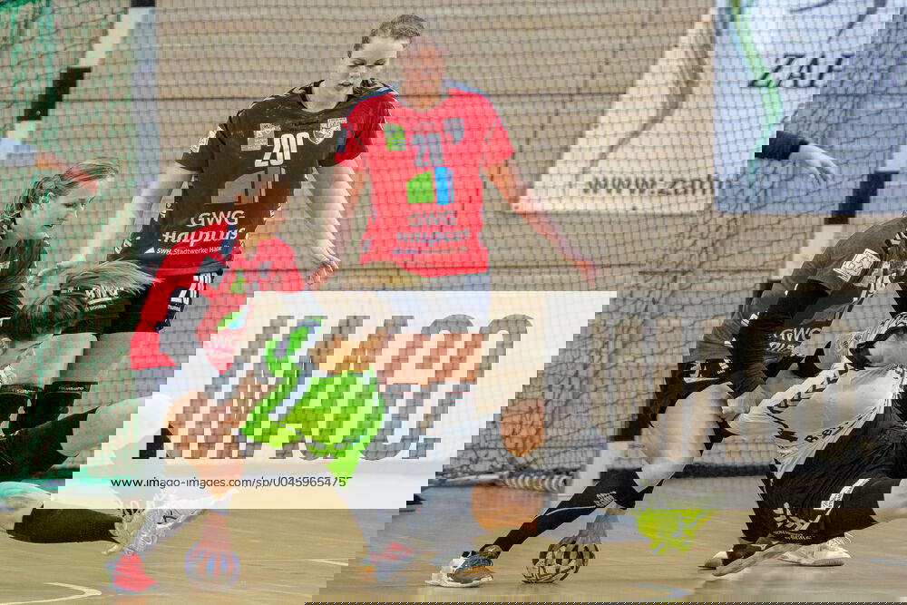 Anna Blödorn (Berlin) wird von Lea Gruber (SV Union Halle) geblockt SV ...