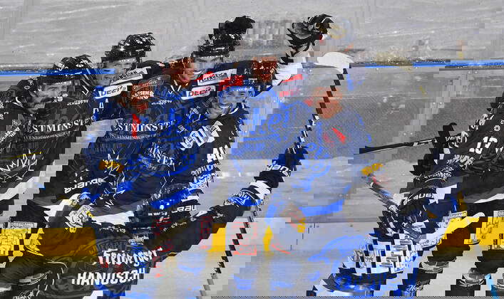 1 0 Goal celebration Dresden, from left to right Dale Mitchell 13 ...